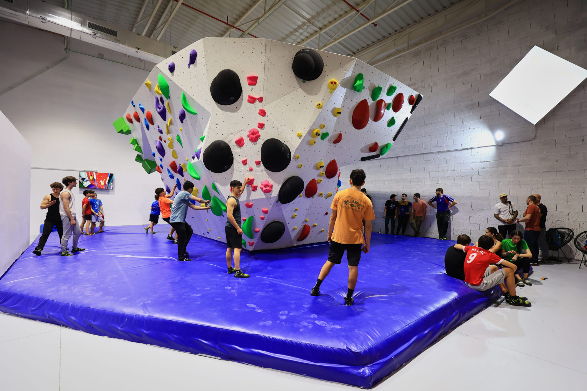 CLIMBAT AVILÉS ESTRENA UNA NUEVA ESTRUCTURA DE ESCALADA EN BLOQUE ...
