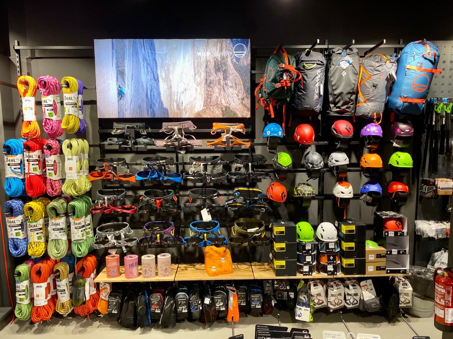 MOUNTAIN SHOP VÈRTIC: EL PARAÍSO DE LOS ESCALADORES Y ESCALADORAS ...